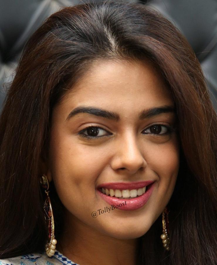 Beautiful Actress Siddhi Idnani Dimple Smiling Face Closeup - Glamorous ...