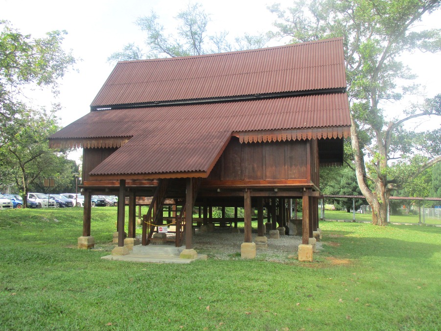 SENI LAMA MELAYU (MALAY OLDEN ART): Rumah Pahang di (Pahang house at) UPM