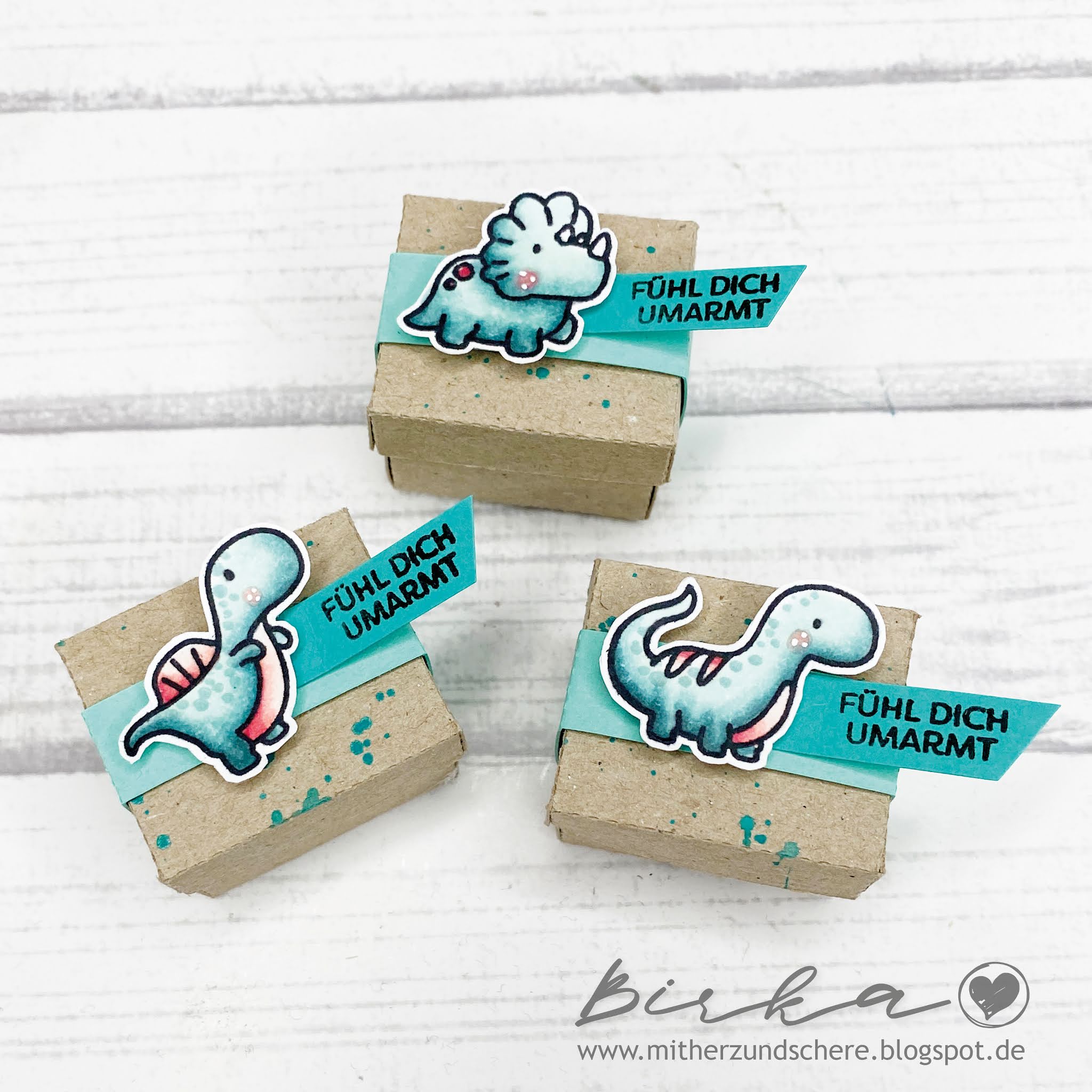 Mit Herz und Schere: Kleine Dino-Küsschen