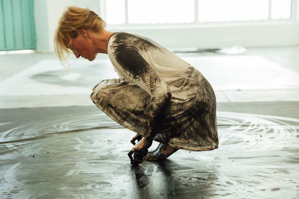 Trazos de carboncillo con movimientos de baile por Heather Hansen