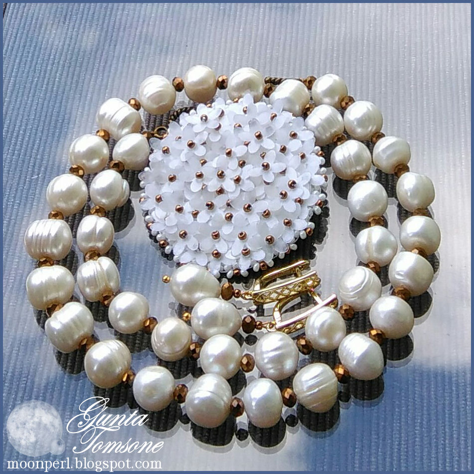 Pērļošana - dzīvošana: Pilna pļava baltu ziedu...