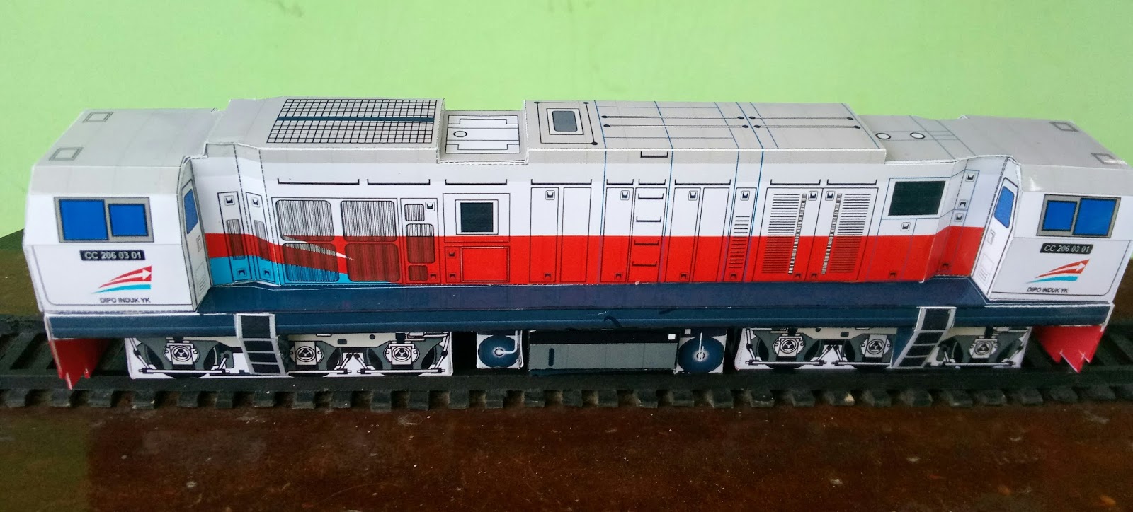 Kereta Kertas: Lokomotif CC 206