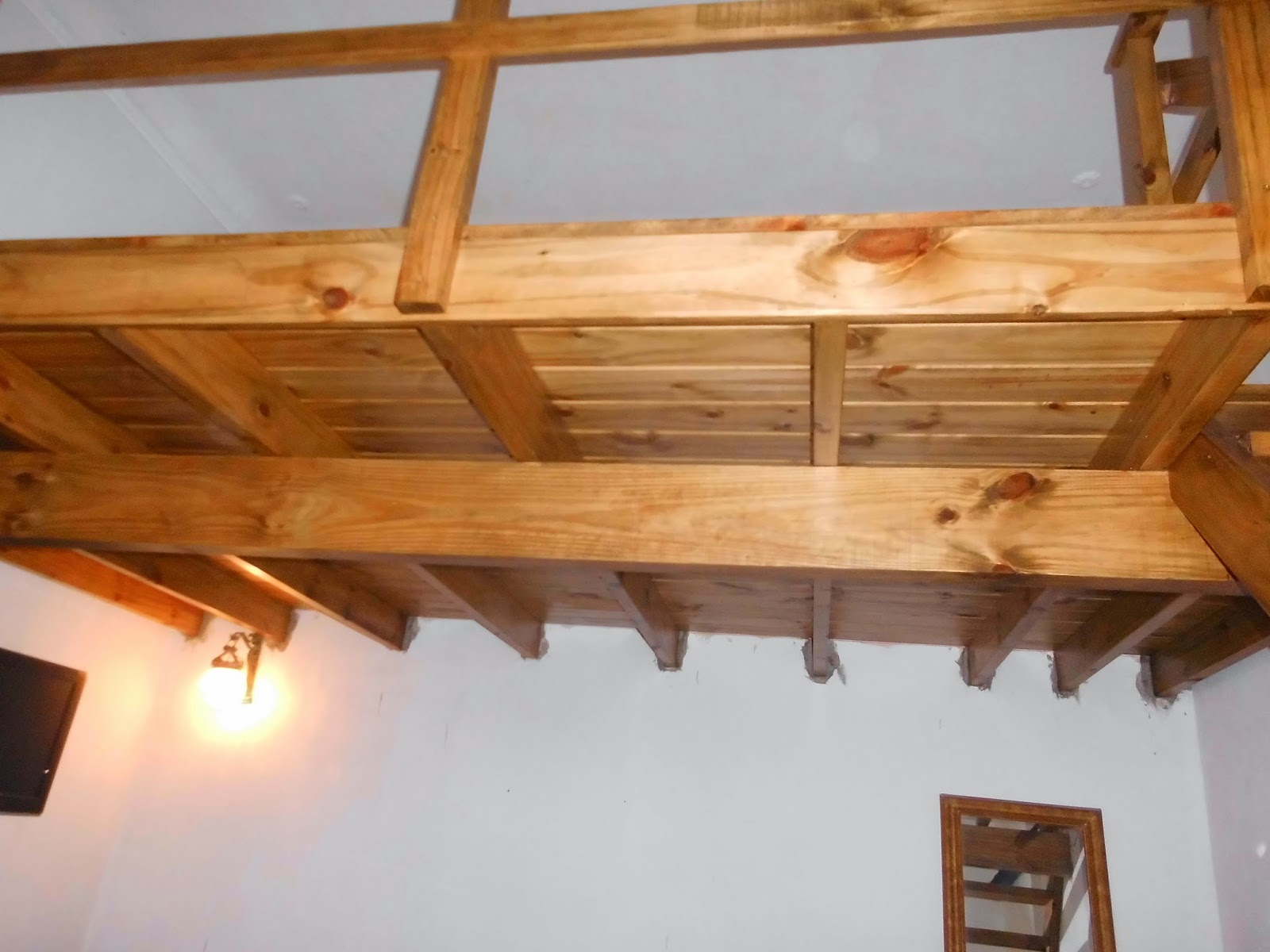 Entrepisos de madera, escaleras.: Escalera en madera tintada con nogal ...