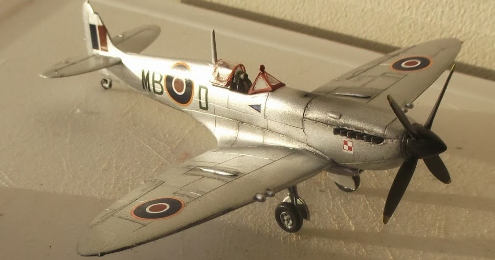 FalkeEins - a modelling blog: Tom Neil's silver Spitfire - AZ Spitfire ...