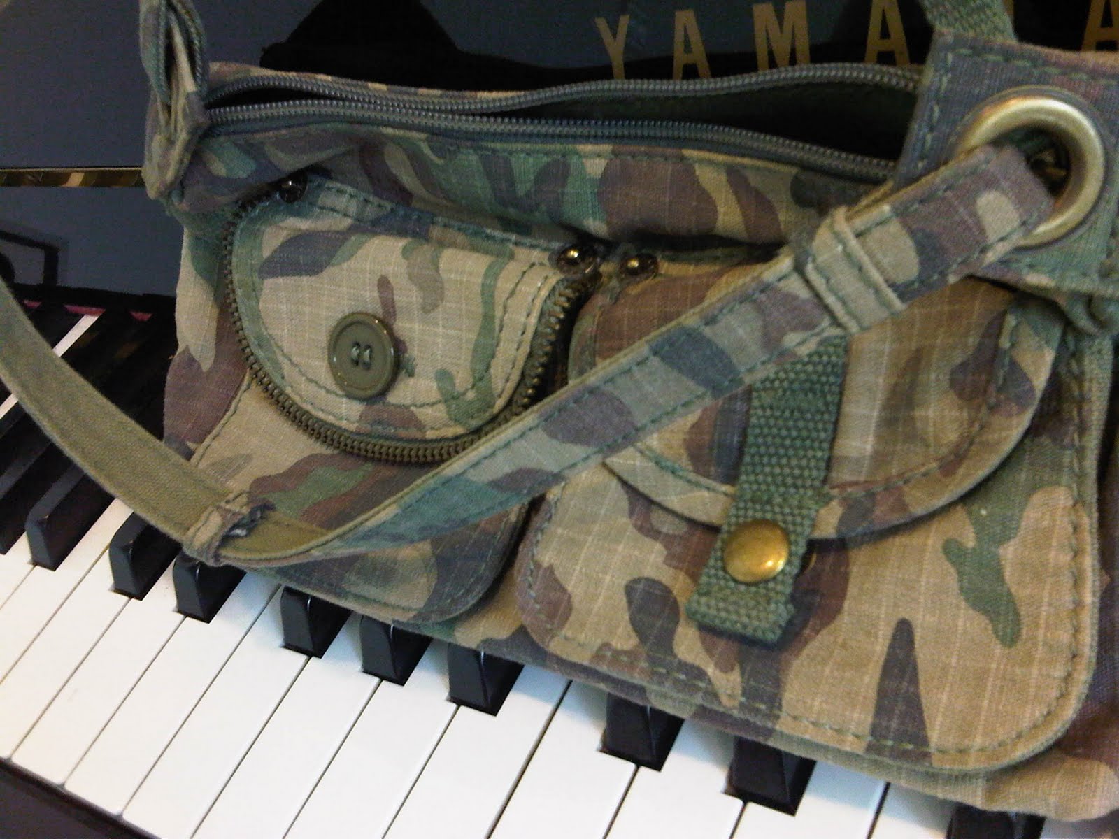 Pretty Chic: CLAIRE'S Mini Military inspired purse
