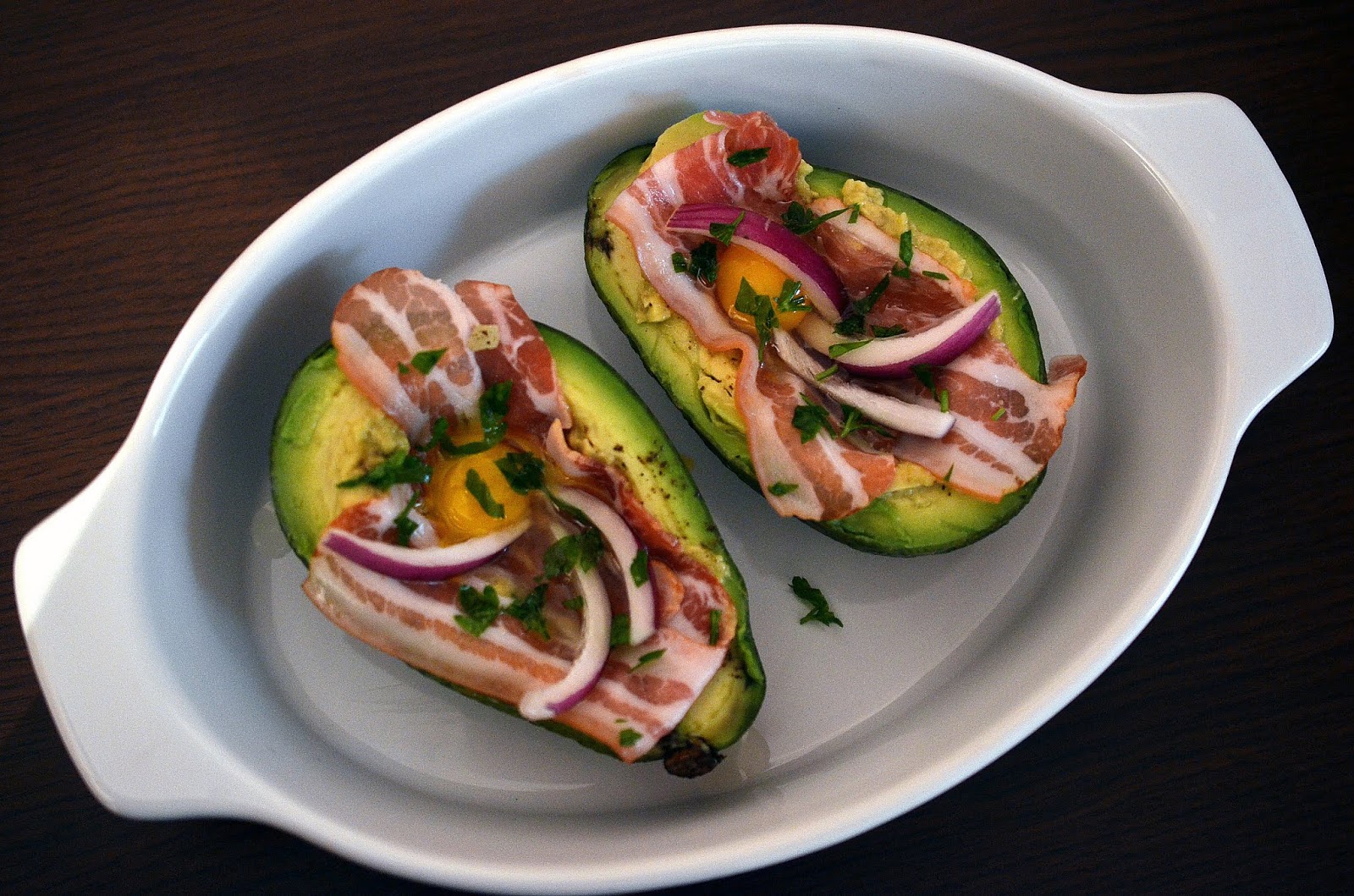 Avocado copt cu bacon si oua de prepelita – Alexandra’s kitchen