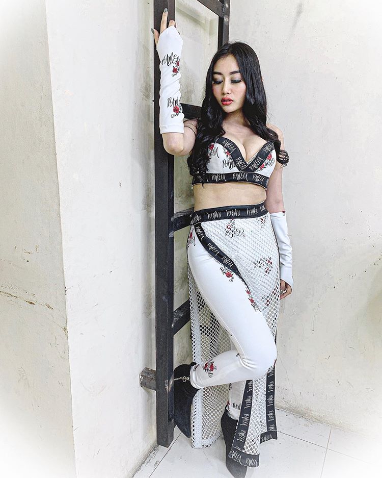 Pamela Safitri Seksi Photoshoot Dangdut Indonesia - ZONA ARTIS LAGI