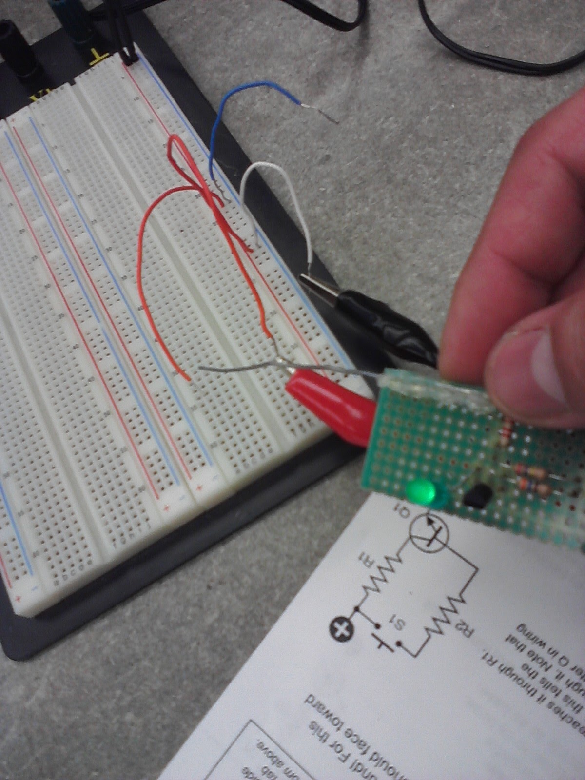 Electronics 10 dgpantoja: Demonstrating a Logic Probe