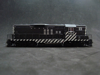 SFTRENS Ferromodelismo HO DCC: Locomotiva EMD GP9 ATSF 703 ZEBRA STRIPE PROTO 2000 SÉRIES DCC