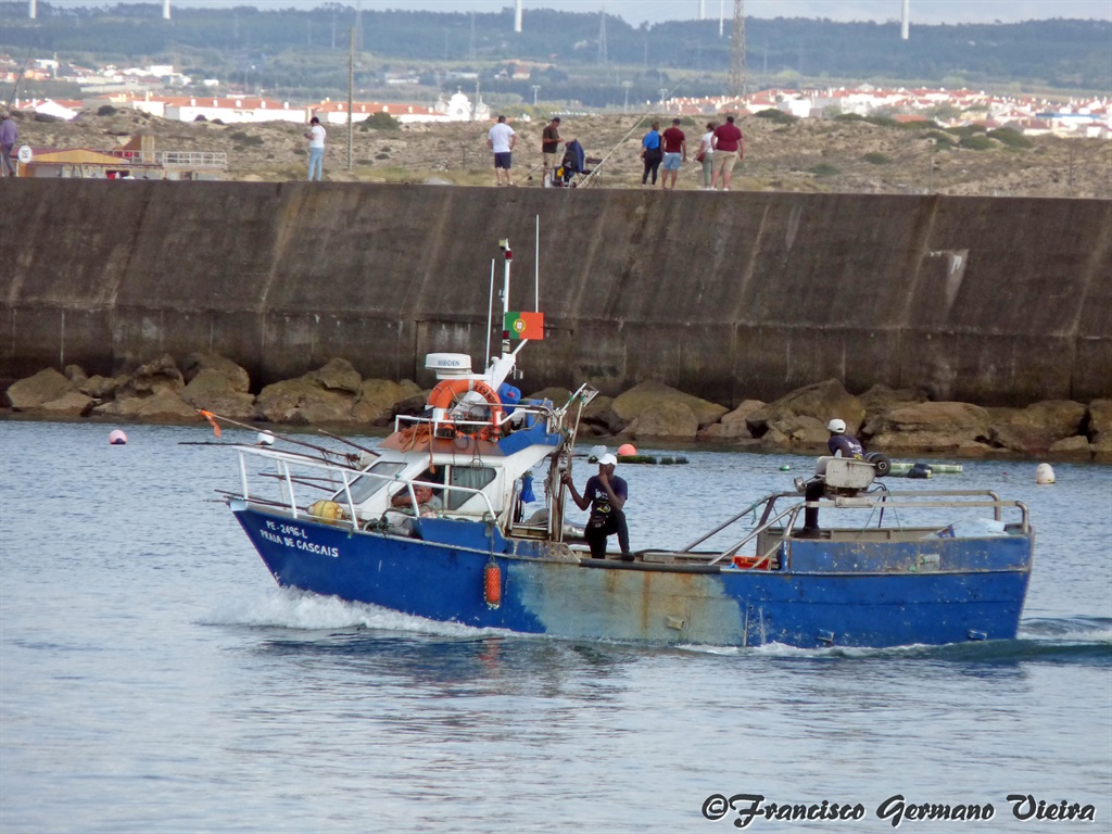 PINTURAS EM PENICHE: O "Praia de Cascais" PE-2496-L (Pesca Local)