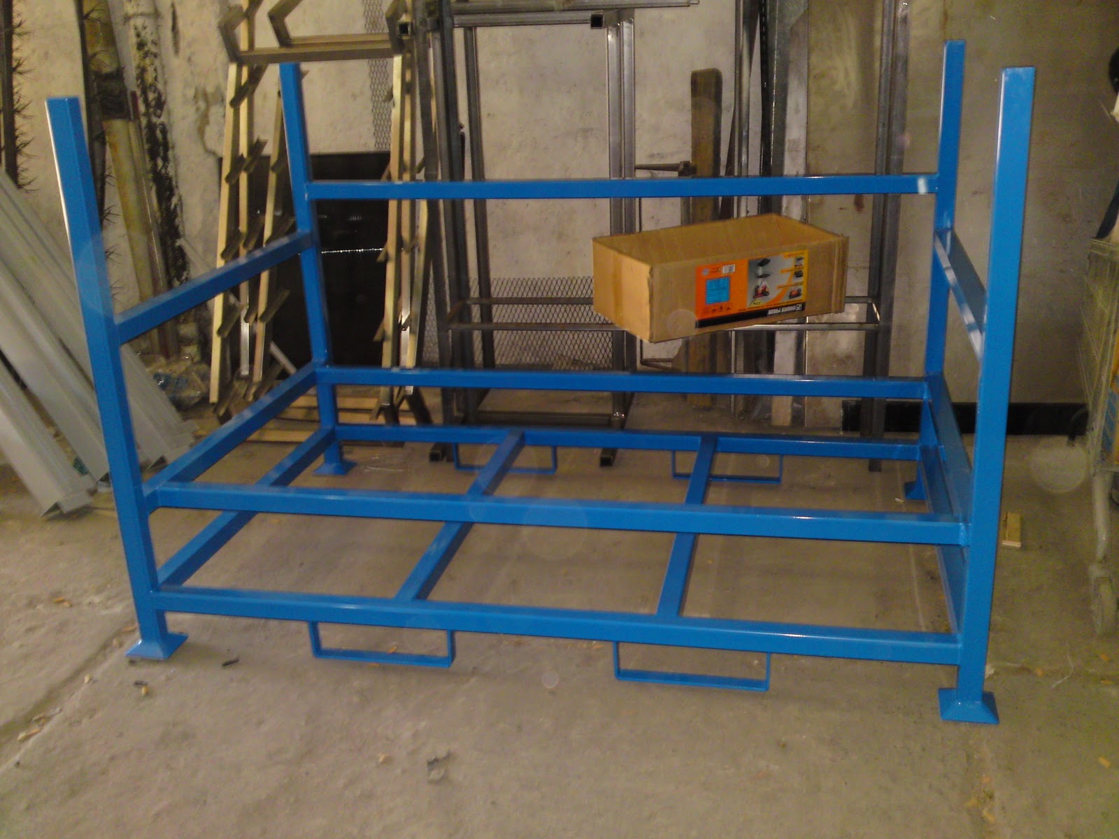 METALURGICA DA CRUZ: FABRICA DE RACKS APILABLES Y PRODUCTOS METALURGICOS