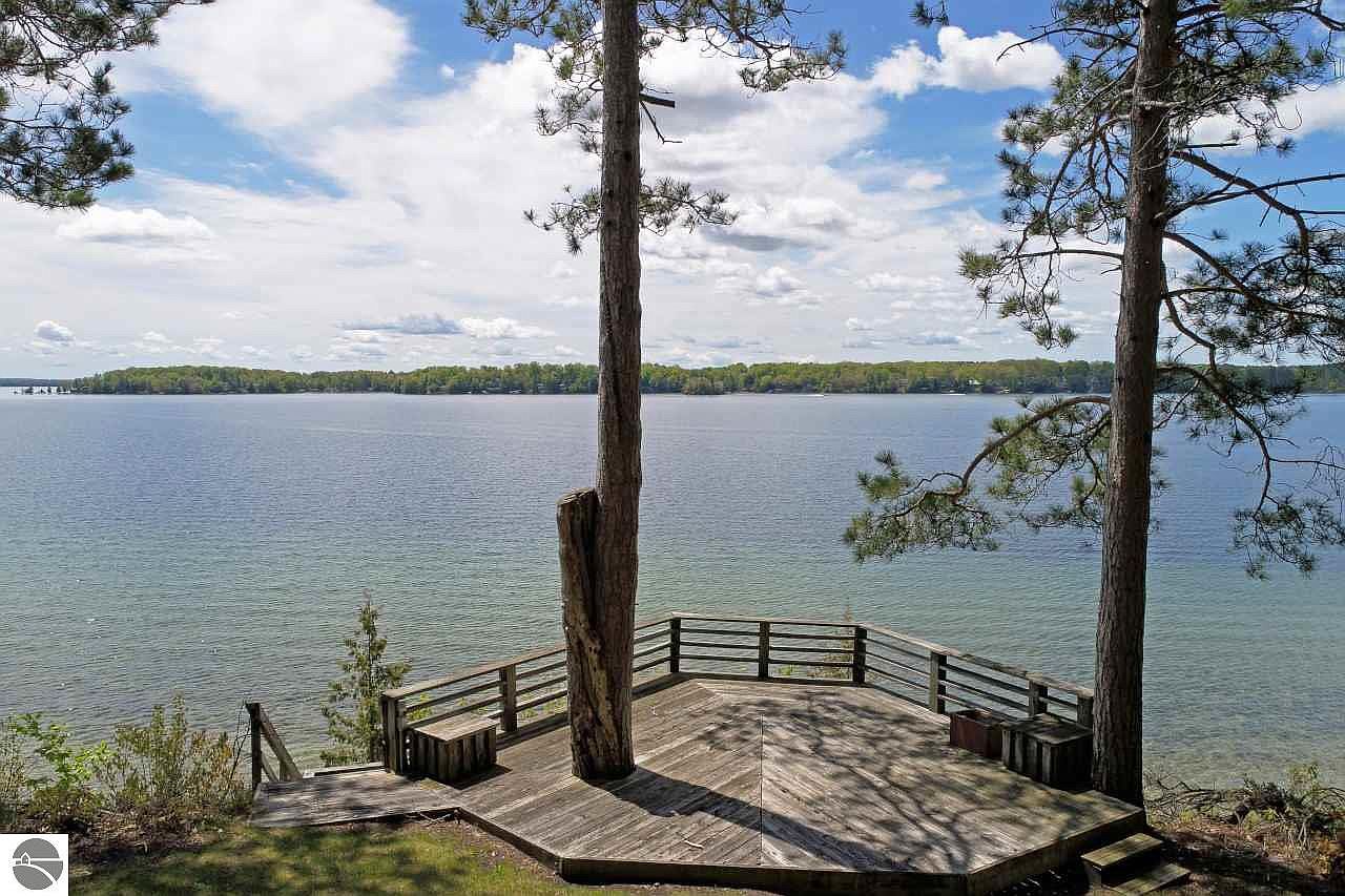 Sweet House Dreams: 1900 Lakefront Cape Cod in Traverse City, Michigan