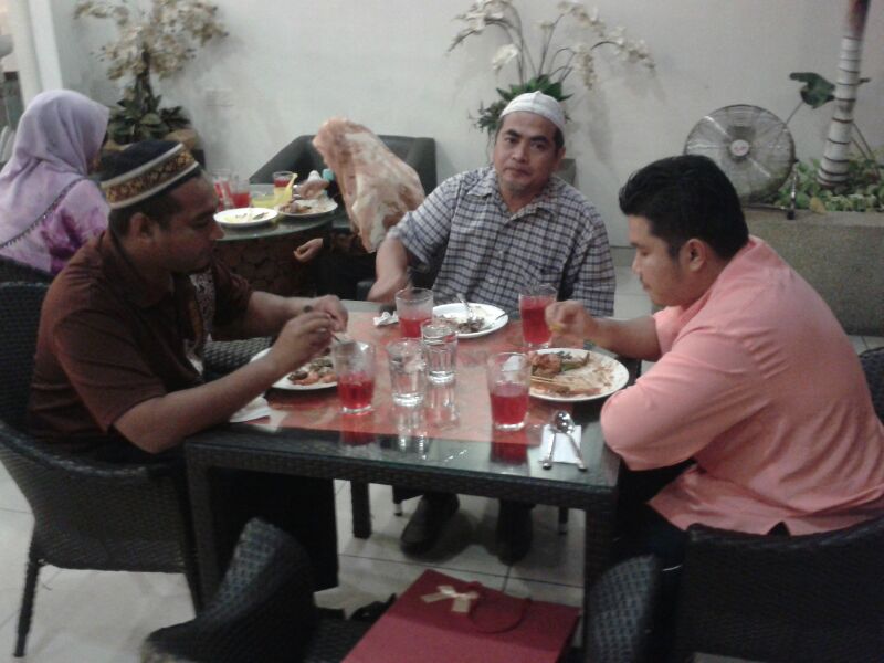 SM Sains Banting, Jugra: Warden berbuka puasan di Saha Cafe