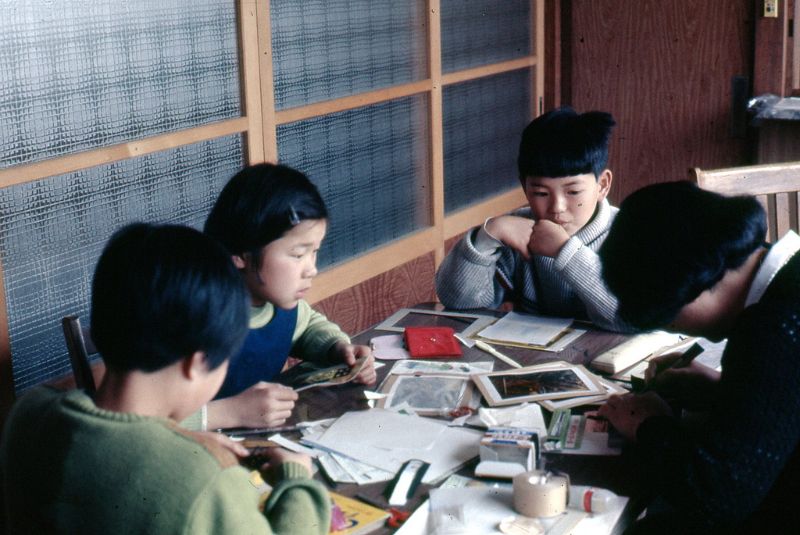 41 Color Snapshots That Capture Everyday Life of Japan during the ...