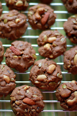 MIX NUTS COFFEE CHOCOLATE CHIP COOKIES - masam manis