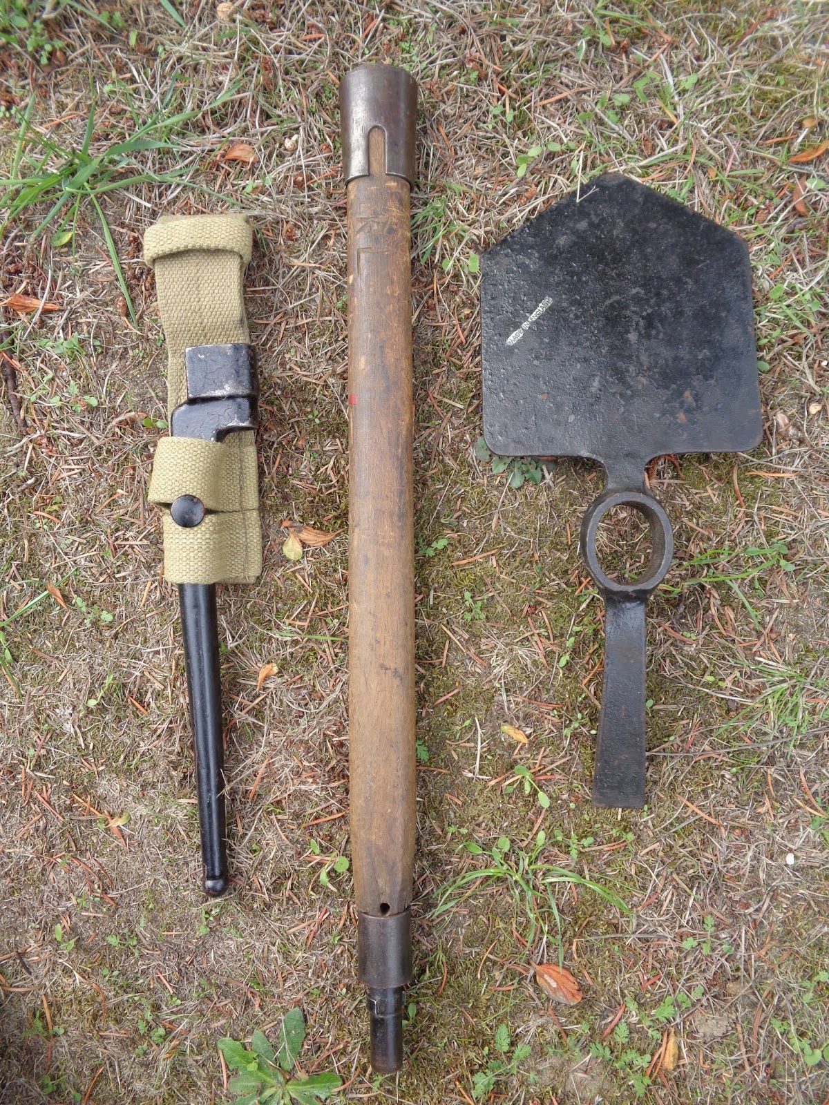 Four Bees: British Entrenching Tool, WW2, "Implement Entrenching ...