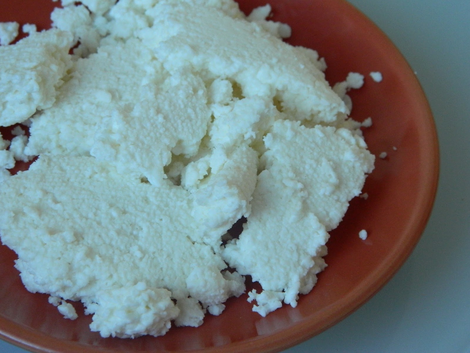 Cum obţinem brânza dulce şi zer din lapte prins