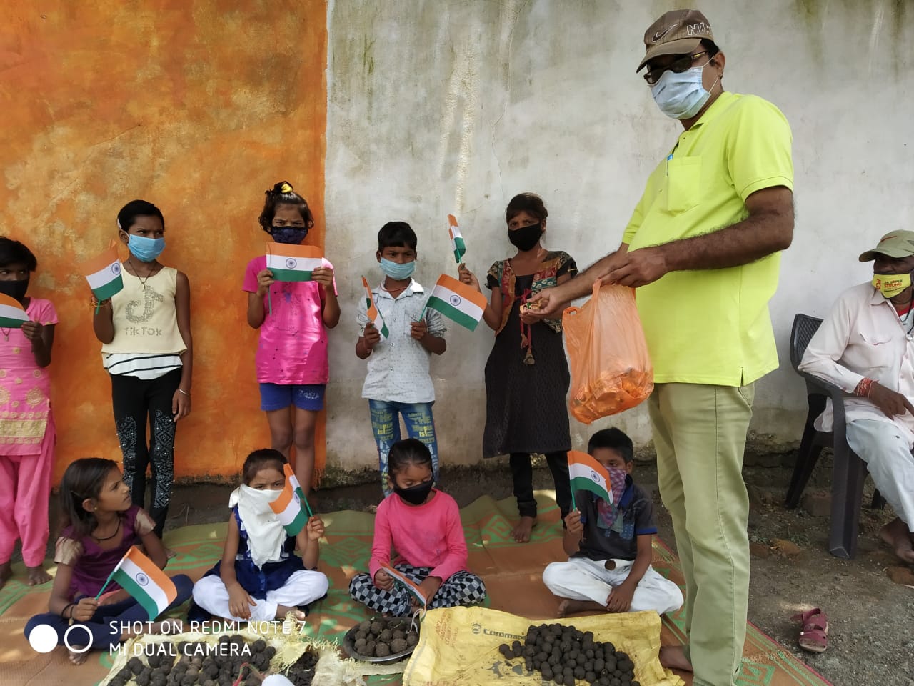 बच्चों के साथ उनके मोहल्ले में मनाई स्वतंत्रता की 75 वी वर्षगांठ आजादी