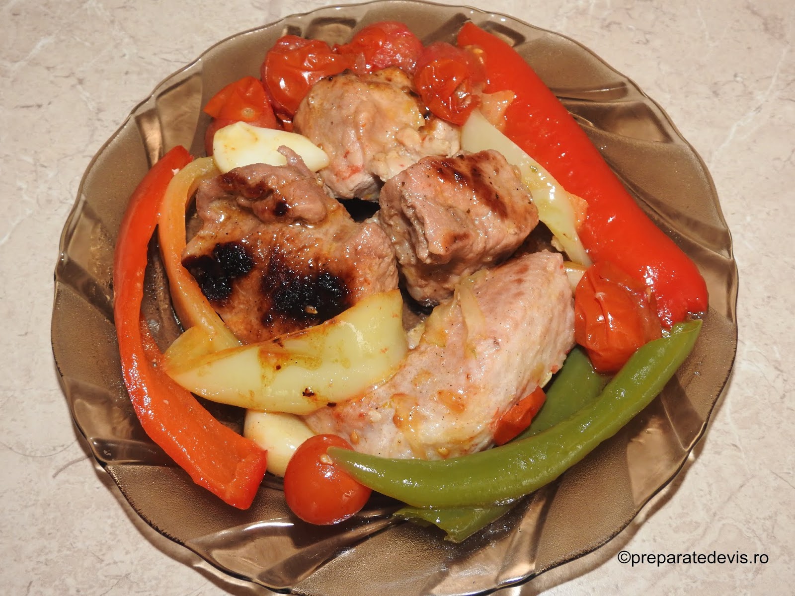 Friptura de porc la tigaie cu legume reteta | Preparatedevis.ro