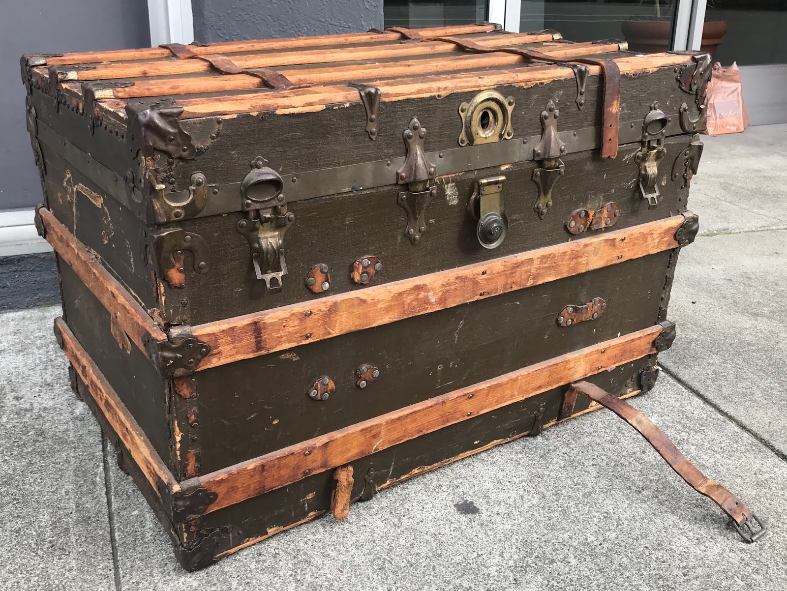 UHURU FURNITURE & COLLECTIBLES: SOLD #25170 Vintage Steamer Trunk - $60