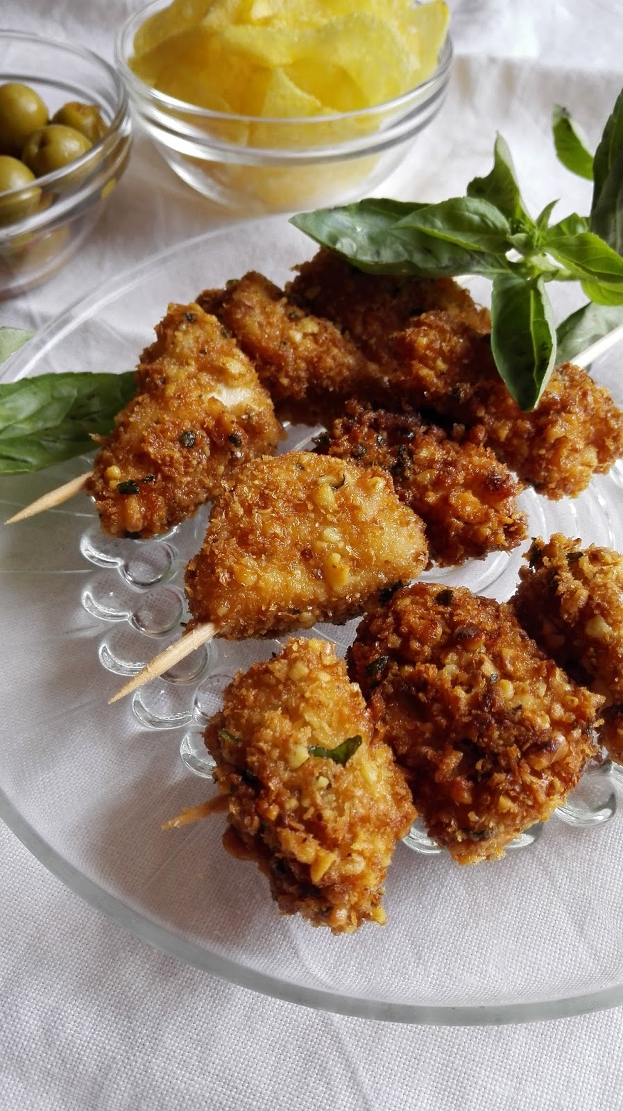 FOOD & CAKES: Tapa de crujiente de pollo con nueces y albahaca