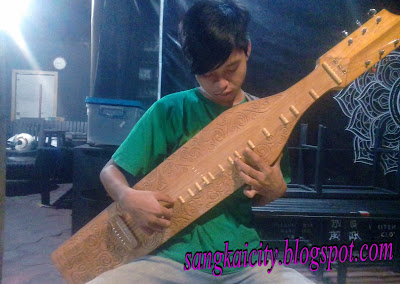 Sape (Sampe) Alat Musik Tradisional Dayak Borneo | Sangkay City