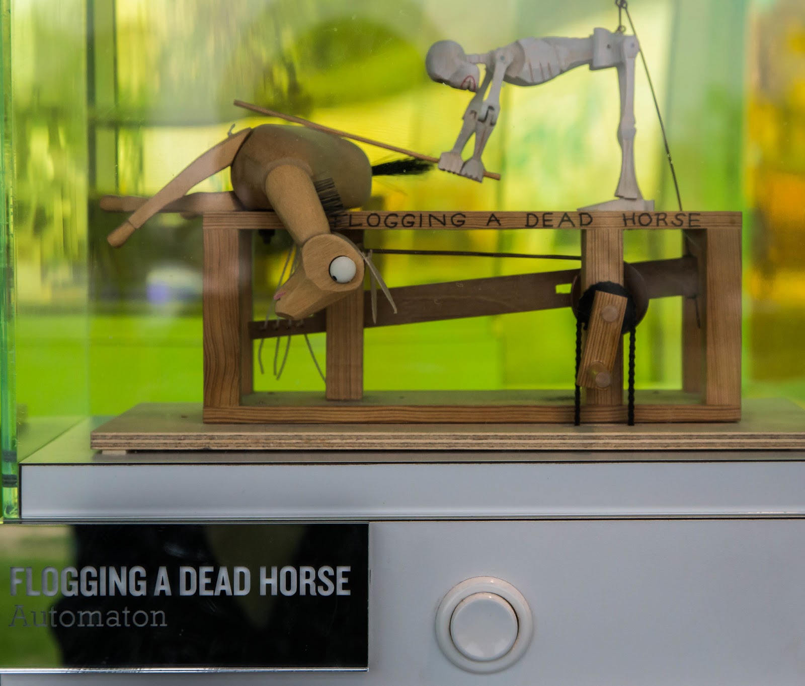 "Flogging a dead horse" nghĩa là gì?