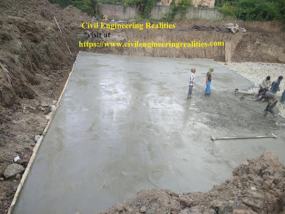 What is lean concrete mix and its purpose?