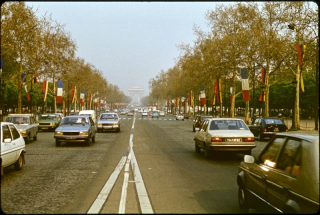 25 Fascinating Photos Capture Street Scenes of Paris in 1980 ~ Vintage ...
