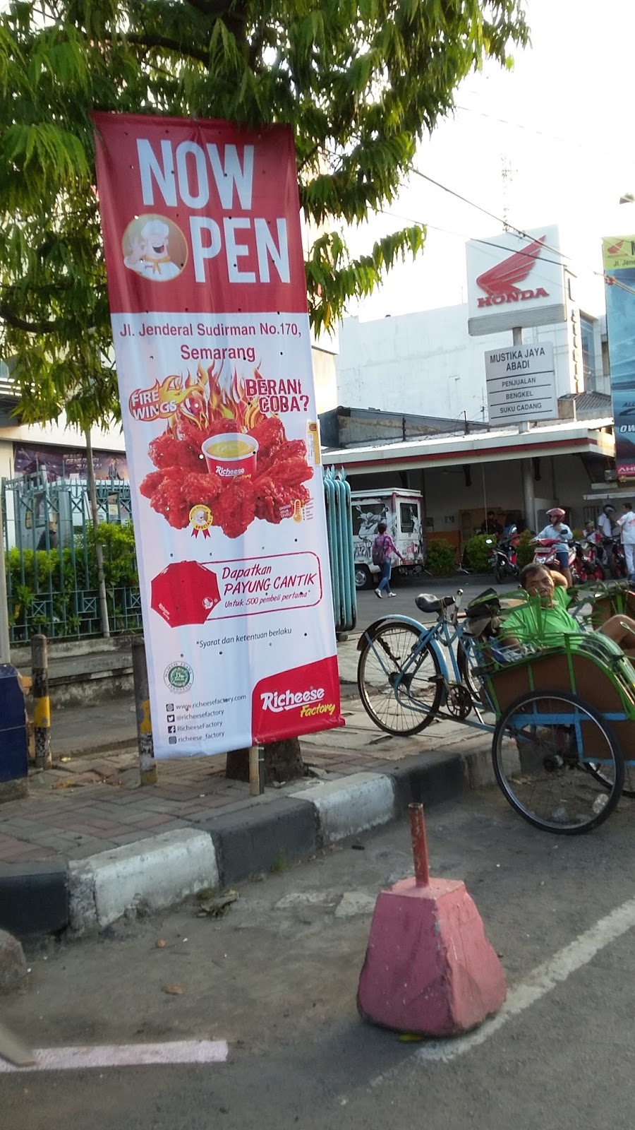 Vertical Banner Opening Richeese Factory Outlet Sudirman Semarang ...