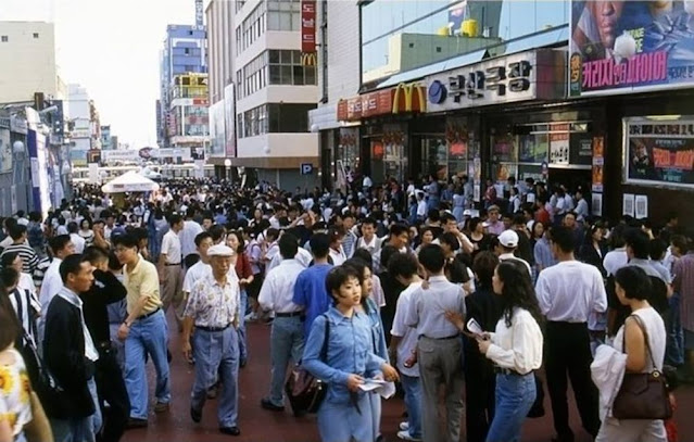 50 Candid Photographs That Capture Street Scenes of South Korea From ...