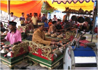 Reel to Real: Gamelan music and shadow puppets by torchlight in the ...