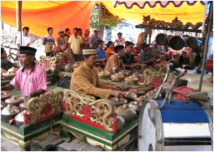Reel to Real: Gamelan music and shadow puppets by torchlight in the ...