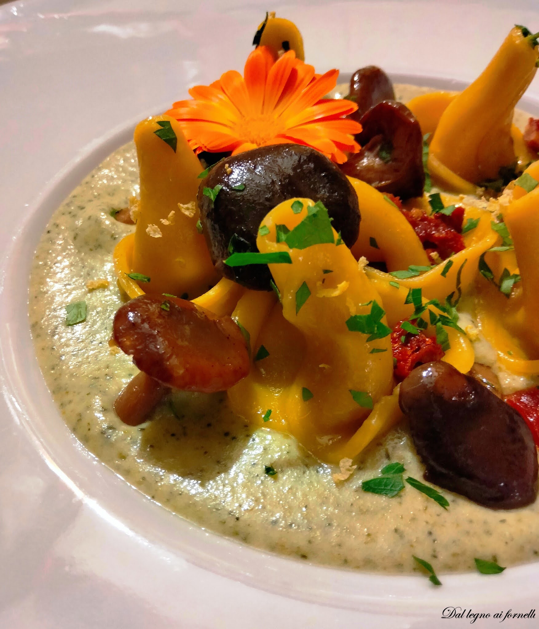 Cappellacci dei briganti con funghi cardoncelli pomodori secchi, su ...