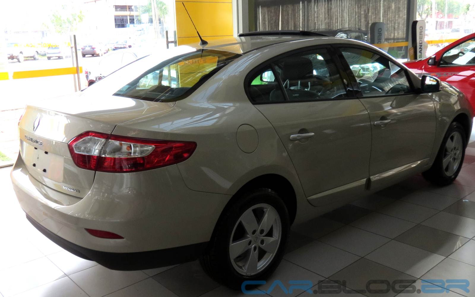 Renault Fluence Dynamique 2013 - fotos, preço e especificações técnicas