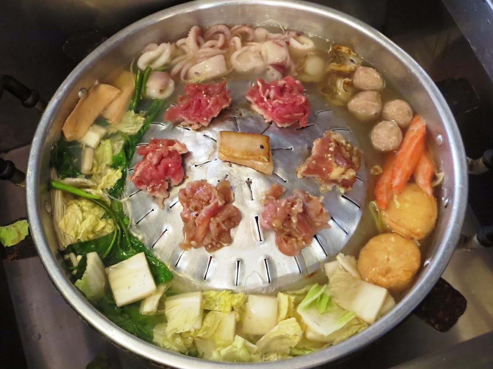 PinkyPiggu: MooJaa ~ Singapore's No.1 Mookata Thai BBQ Steamboat!