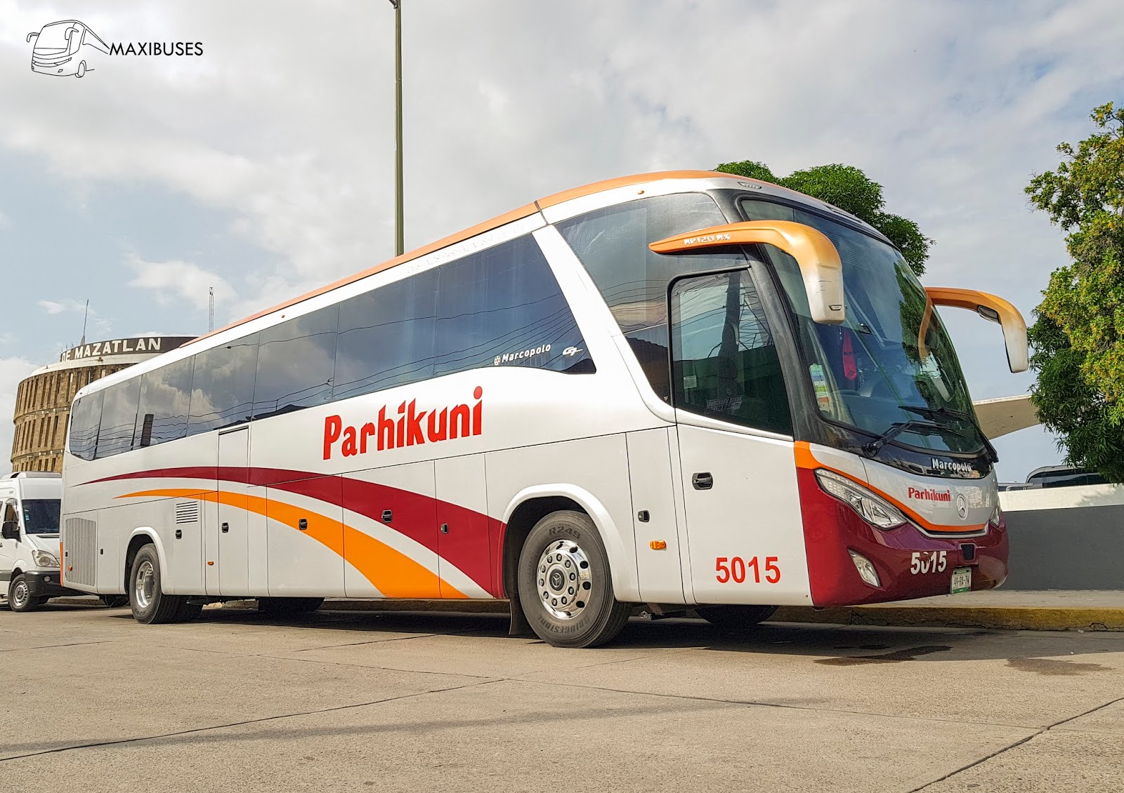 MAXIBUSES: DESTINOS PARHIKUNI, DIVISIÓN TURÍSTICA (TURISMO)