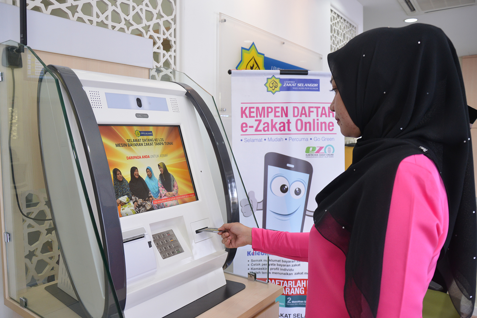 Kemudahan Bayaran Zakat Melalui ATM dan Cashless Machine LZS