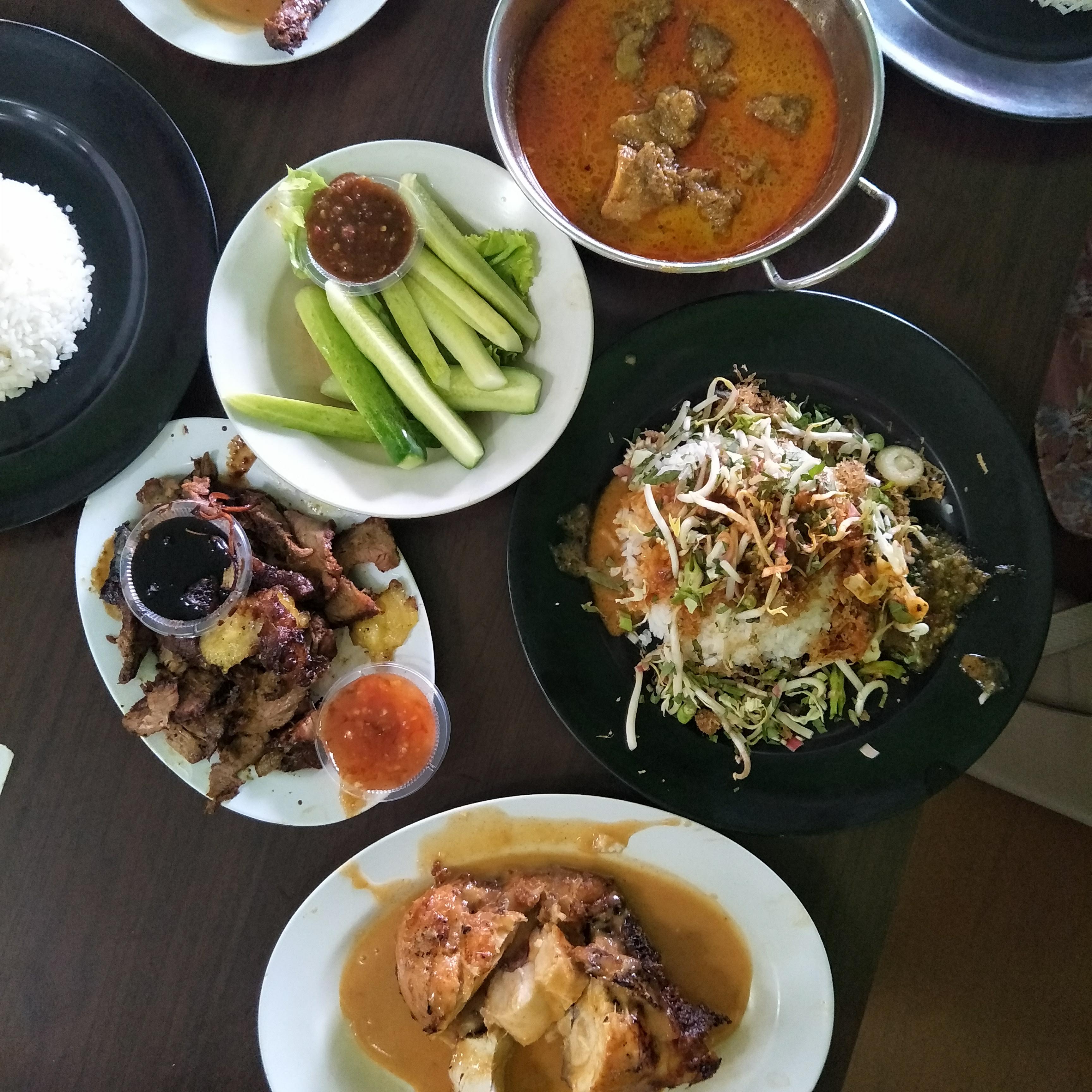 MAKAN DI YATI AYAM PERCIK