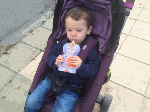 Desvaríos de una Madre: Con Squiz Víctor come fruta