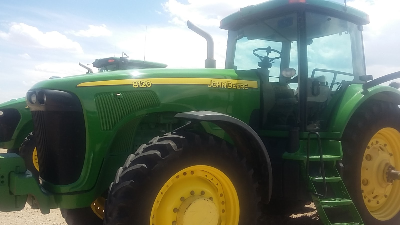 MAQUINARIA AGRICOLA INDUSTRIAL: Tractor John Deere 8120