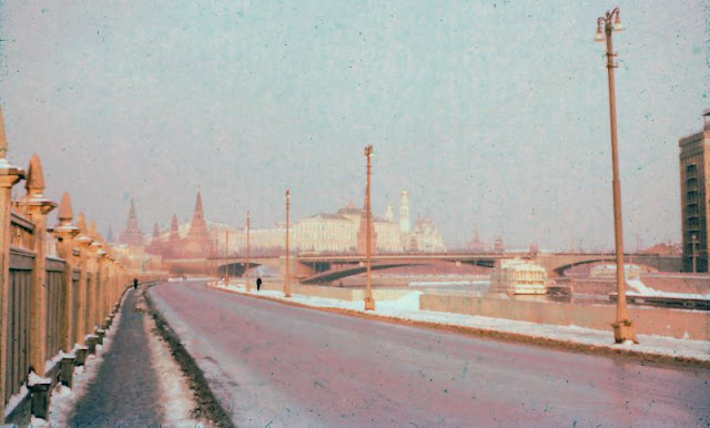 40 Fascinating Color Photos Capture Street Scenes of Moscow in the Mid ...