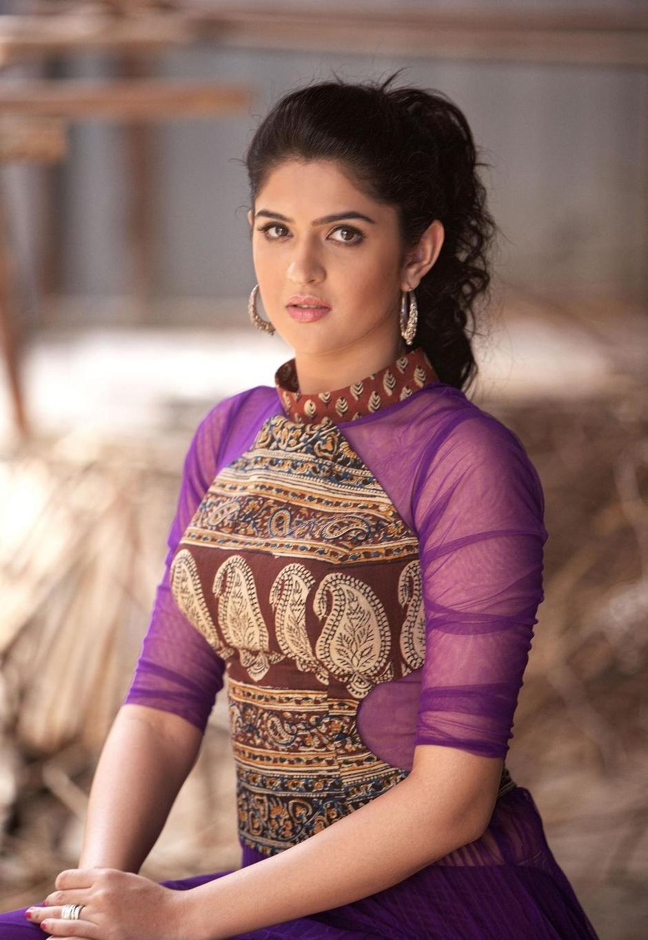 Deeksha Seth New Photo Shoots - Indian Cinema Gallery