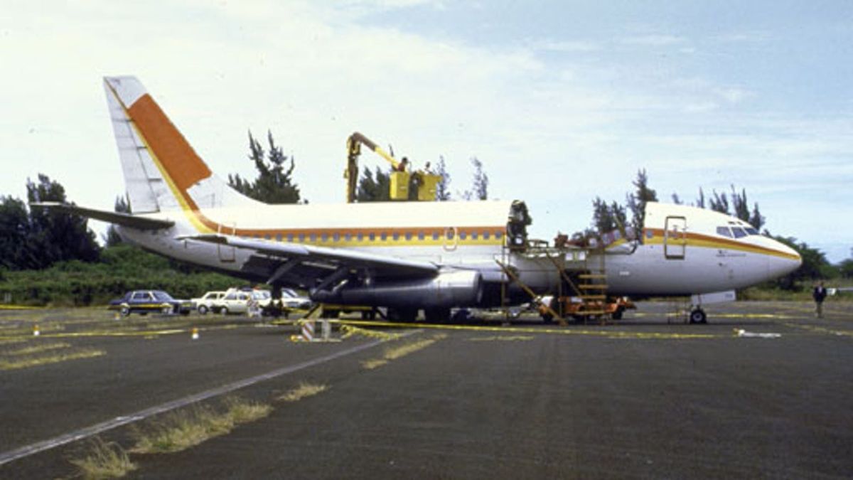 April 28, 1988: The Roof of an Aloha Airlines Jet Ripped Off in Mid-Air ...