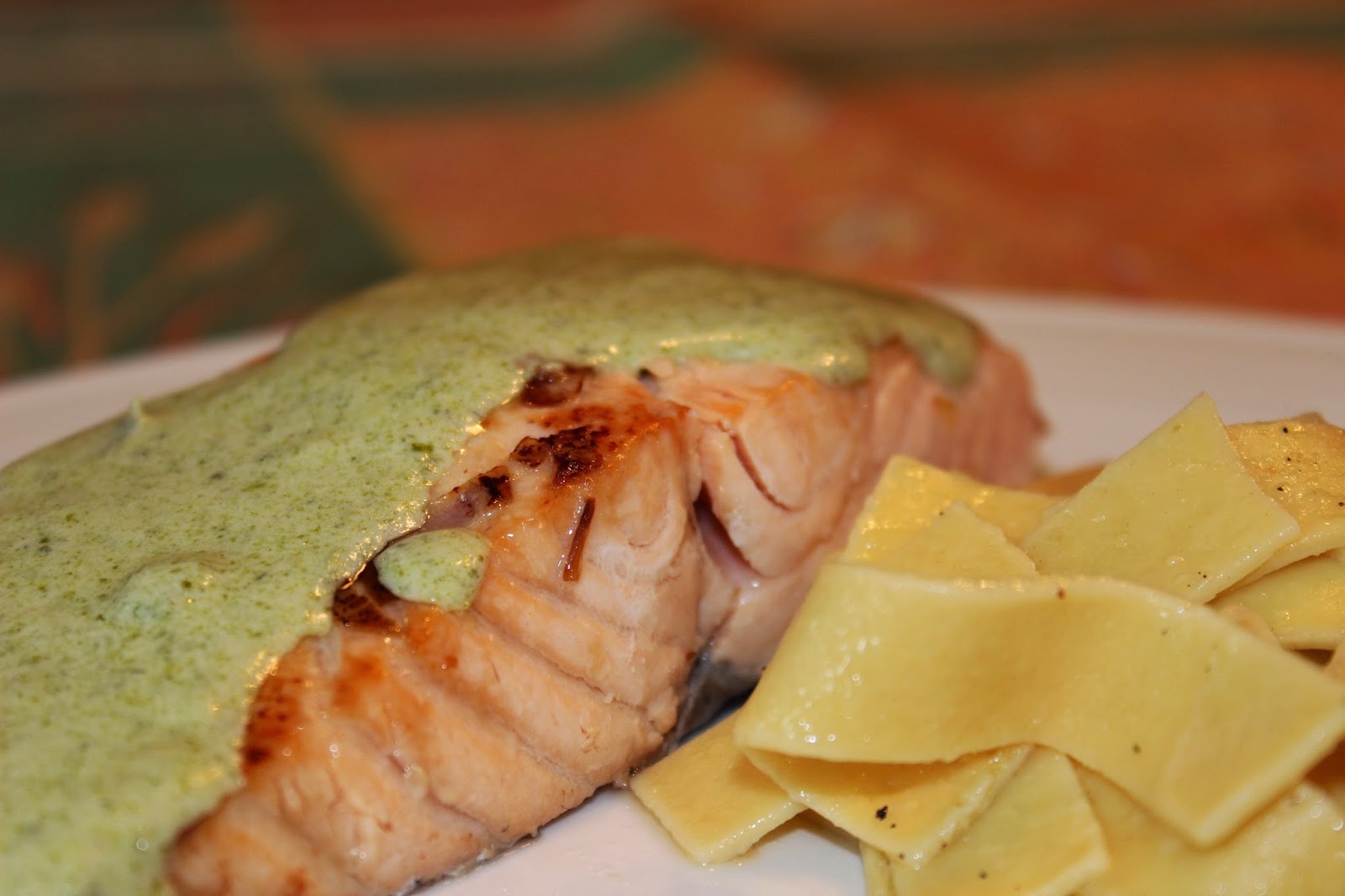 La cuisine de Gumbi: Saumon crémeux au pesto de basilic et à la ciboulette