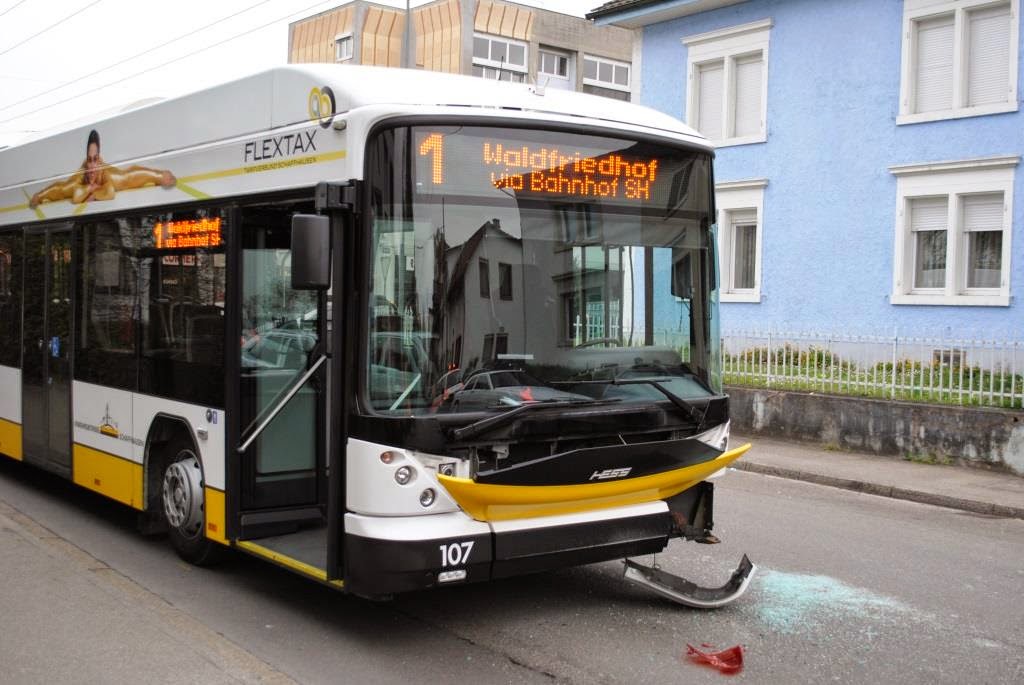 Schaffhausen: PKW überholt Bus - Bus hupt - Bus fährt in PKW