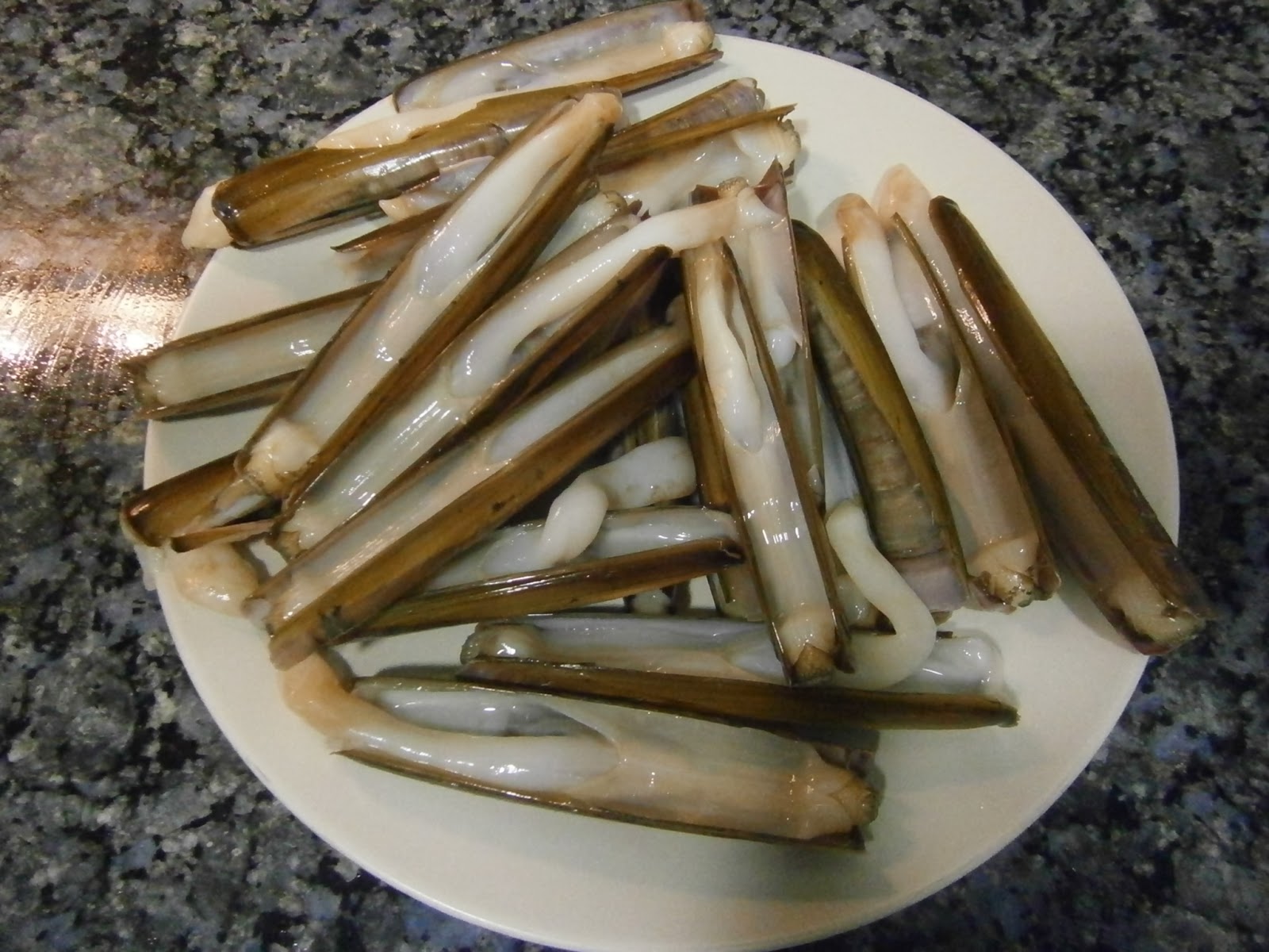 OSUKAA IS COOKING: NAVAJAS GALLEGAS A LA PLANCHA / GRILLED GALICIAN ...