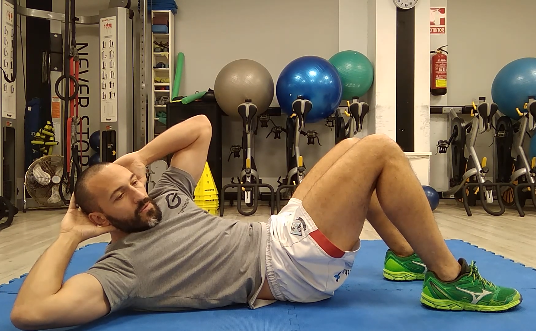 Como hacer ejercicios de【crunch oblicuo】