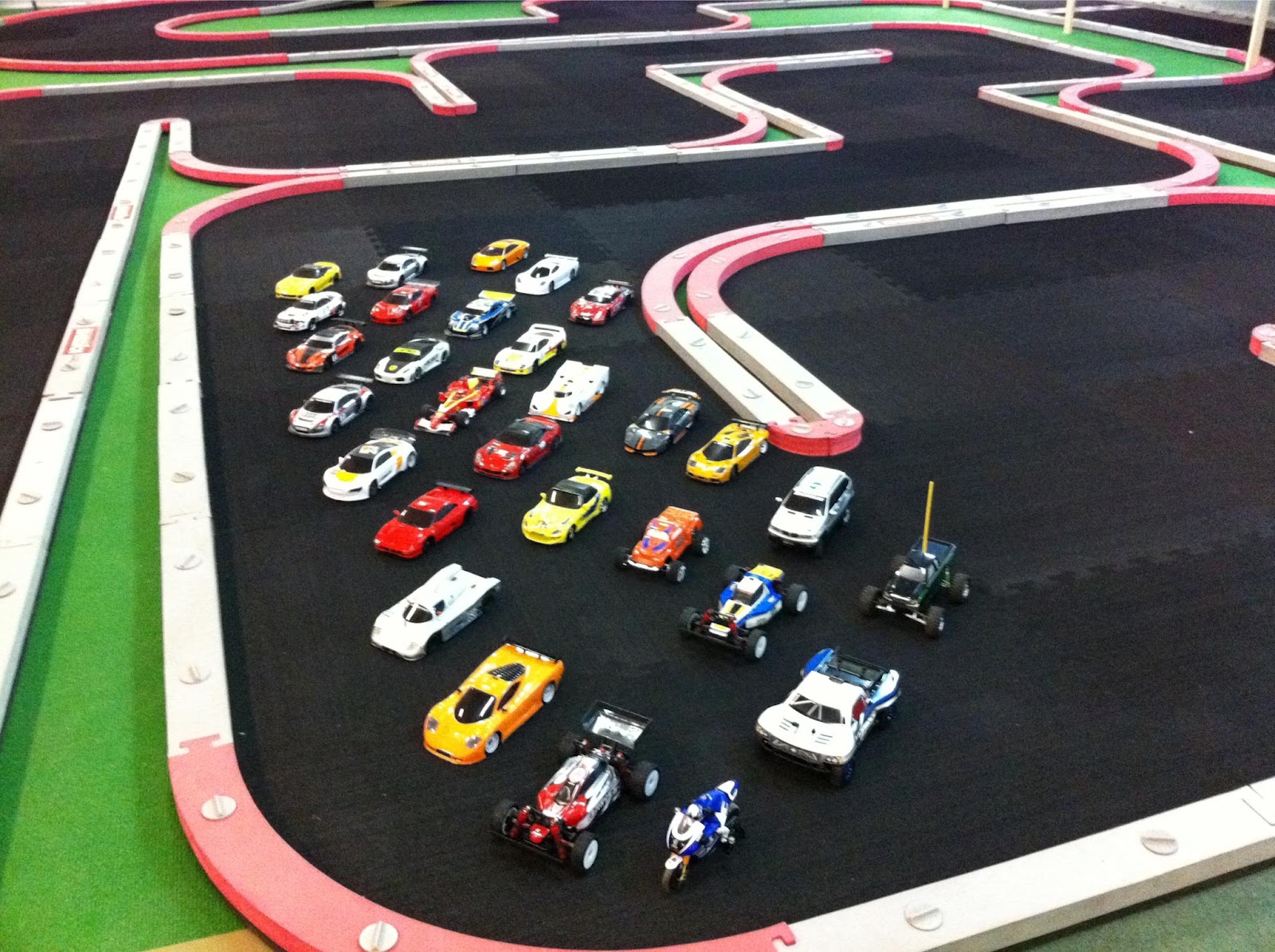 KYOSHOSAN: Mini-Z Track at Liège Auto Club is now open!