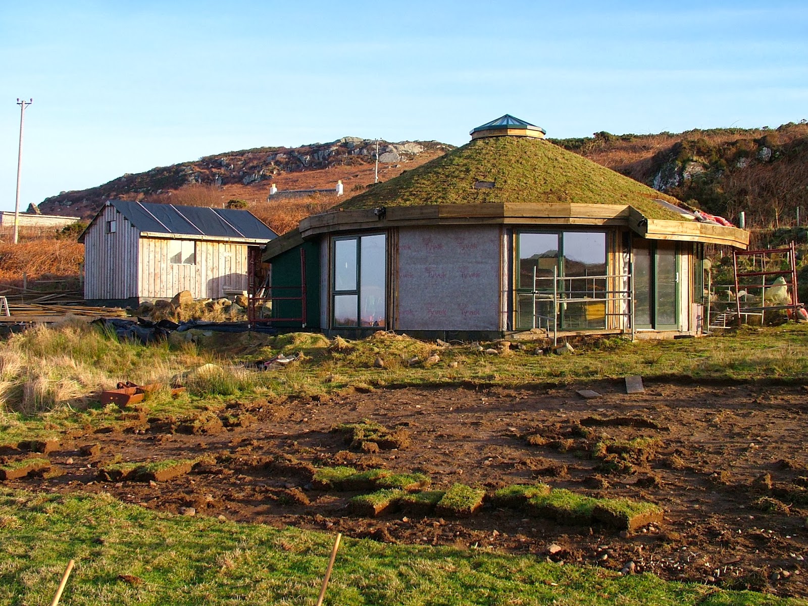 Ardailly Ecoroundhouses: More photographs of the turf roof